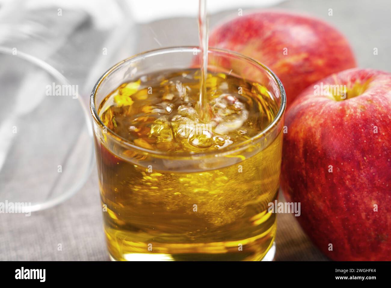 Close up pouring cider bubbles hi-res stock photography and images - Alamy