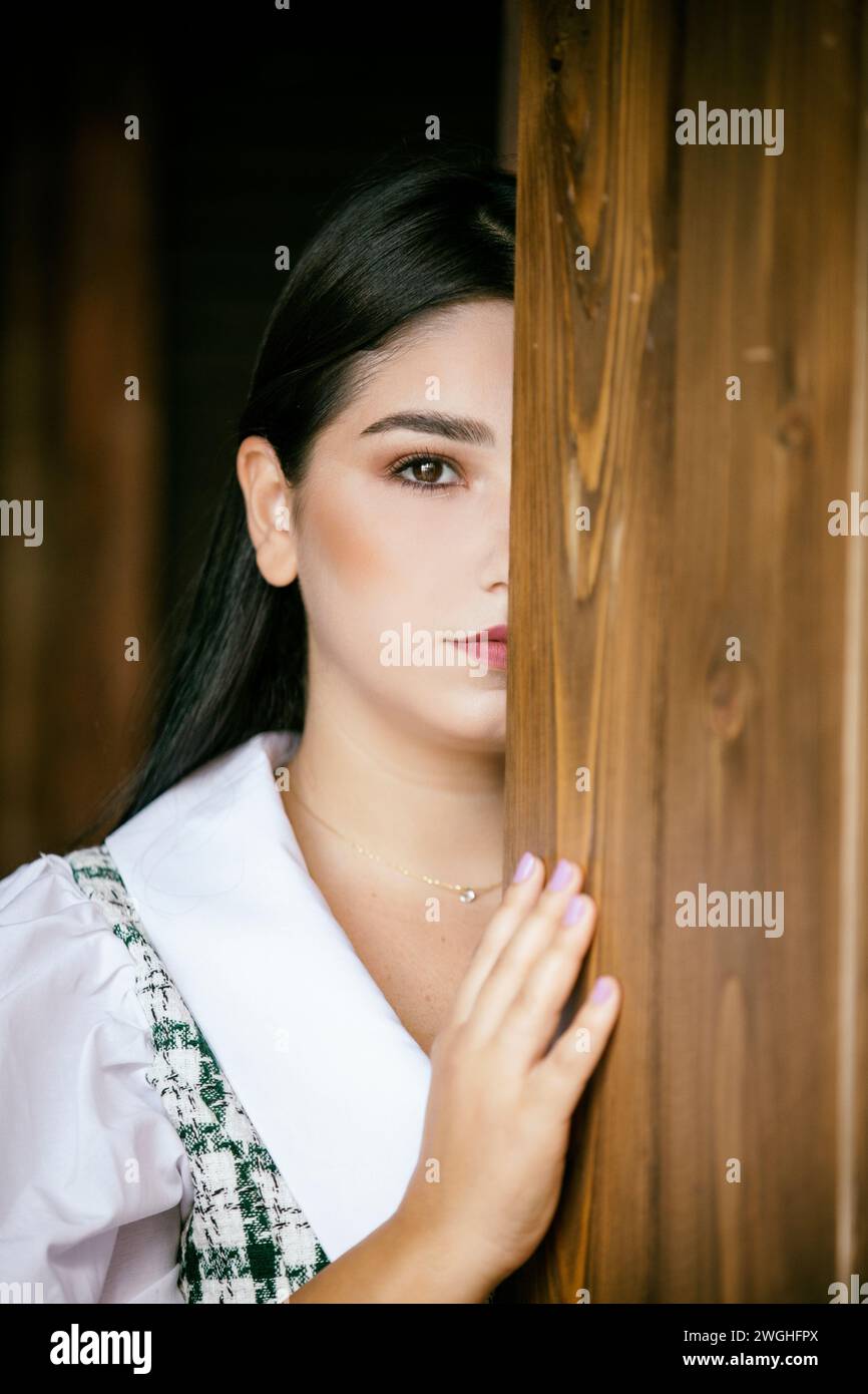 Woman looking behind scared hi-res stock photography and images - Alamy
