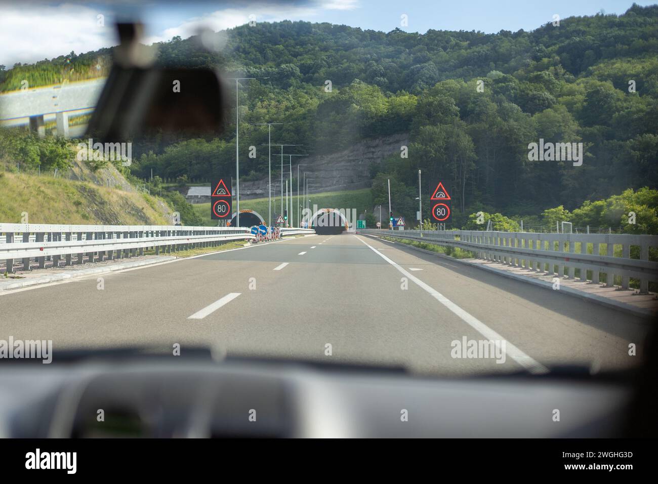 Entrance road tunnel traffic signs hi-res stock photography and images ...