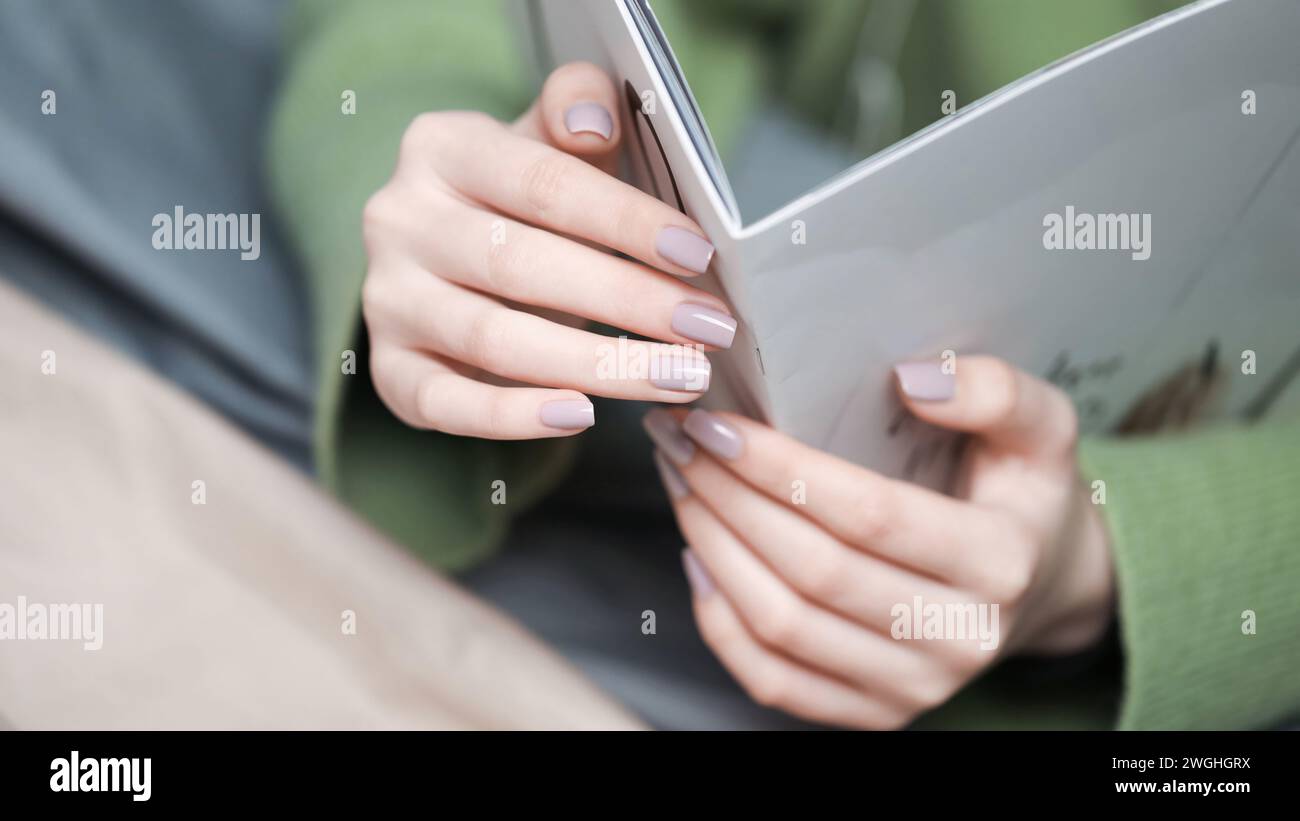 Holographic nails hi-res stock photography and images - Alamy