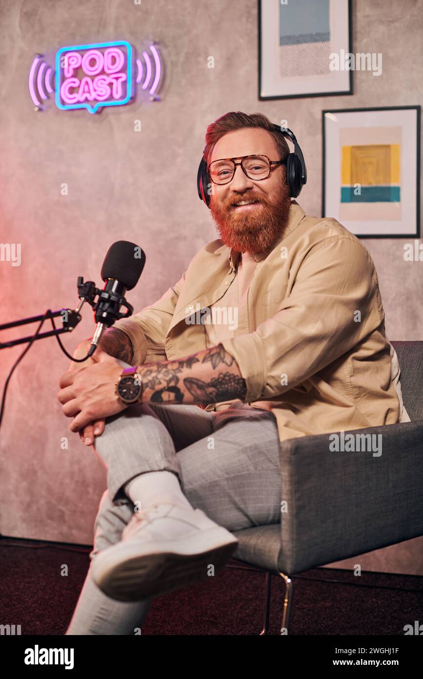 Host camera guest hi-res stock photography and images - Alamy