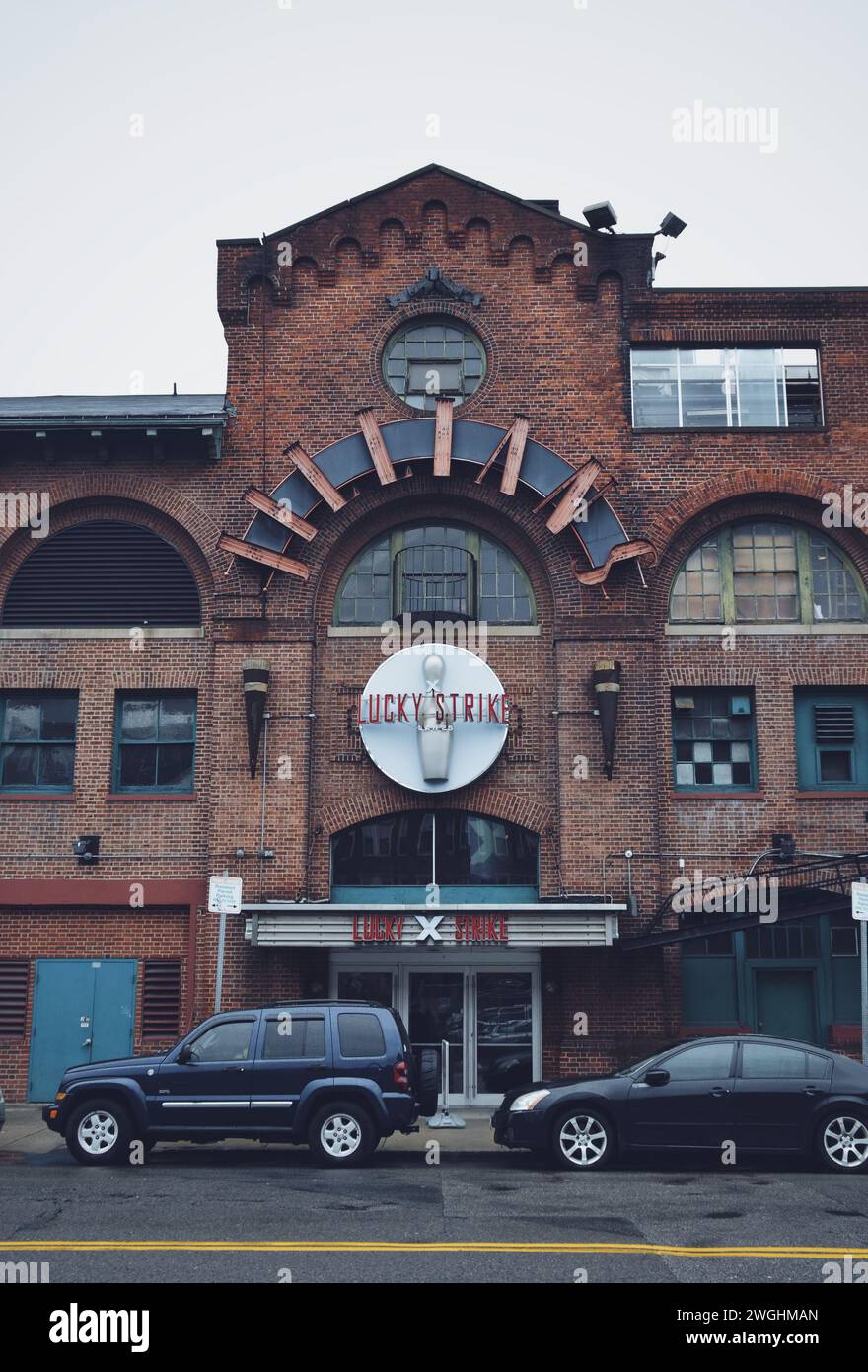 Bowling alley exterior hi-res stock photography and images - Alamy