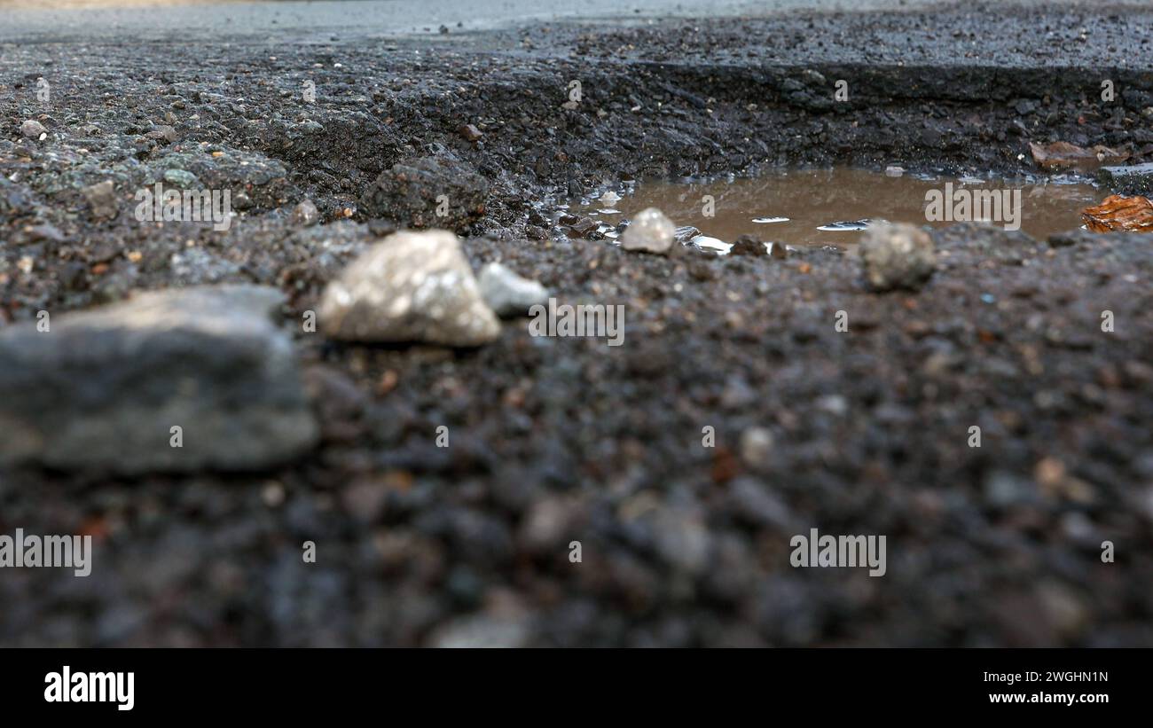 Symbolbild. Marode Infrastruktur, Marode Strassen. Viele Strassen in ...