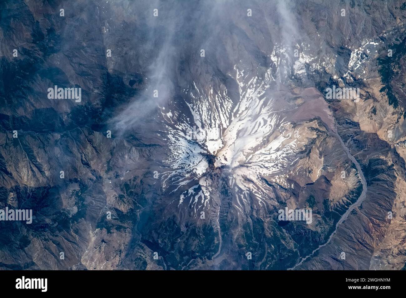 Snowcapped winter volcano peak hi-res stock photography and images - Alamy