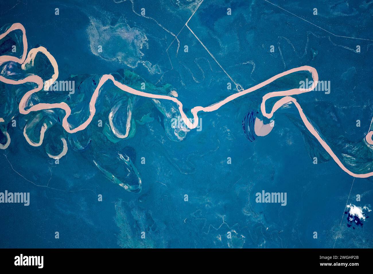 Land by river hi-res stock photography and images - Alamy