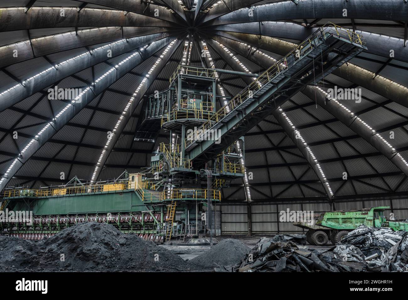 Zeche Prosper-Haniel Kohlemischhalle / Prosper-Haniel mine's round coal ...