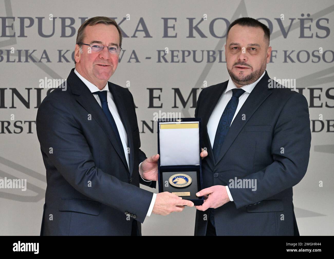 Kfor logo hi-res stock photography and images - Alamy