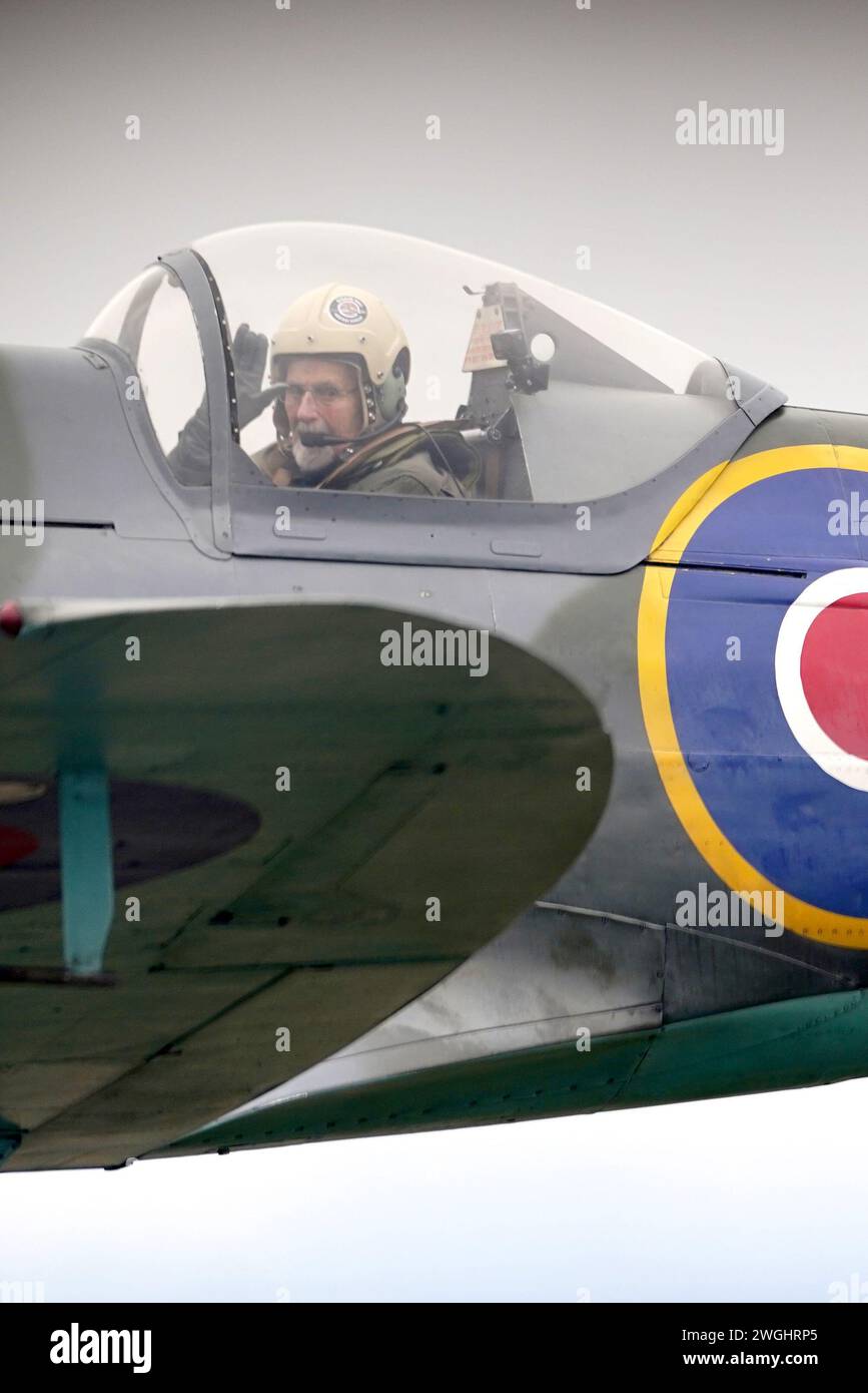 102 Year Old Jack Hemmings Afc Flies A Spitfire Plane To Mark 80th