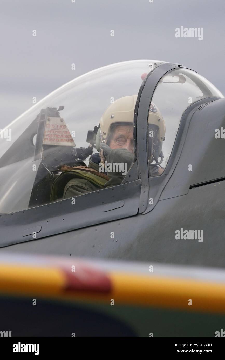102 Year Old Jack Hemmings Afc Gives The Thumbs After Flying A Spitfire