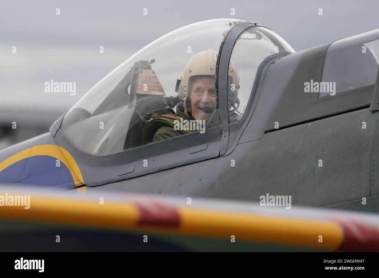 102 Year Old Jack Hemmings Afc Gives The Thumbs After Flying A Spitfire