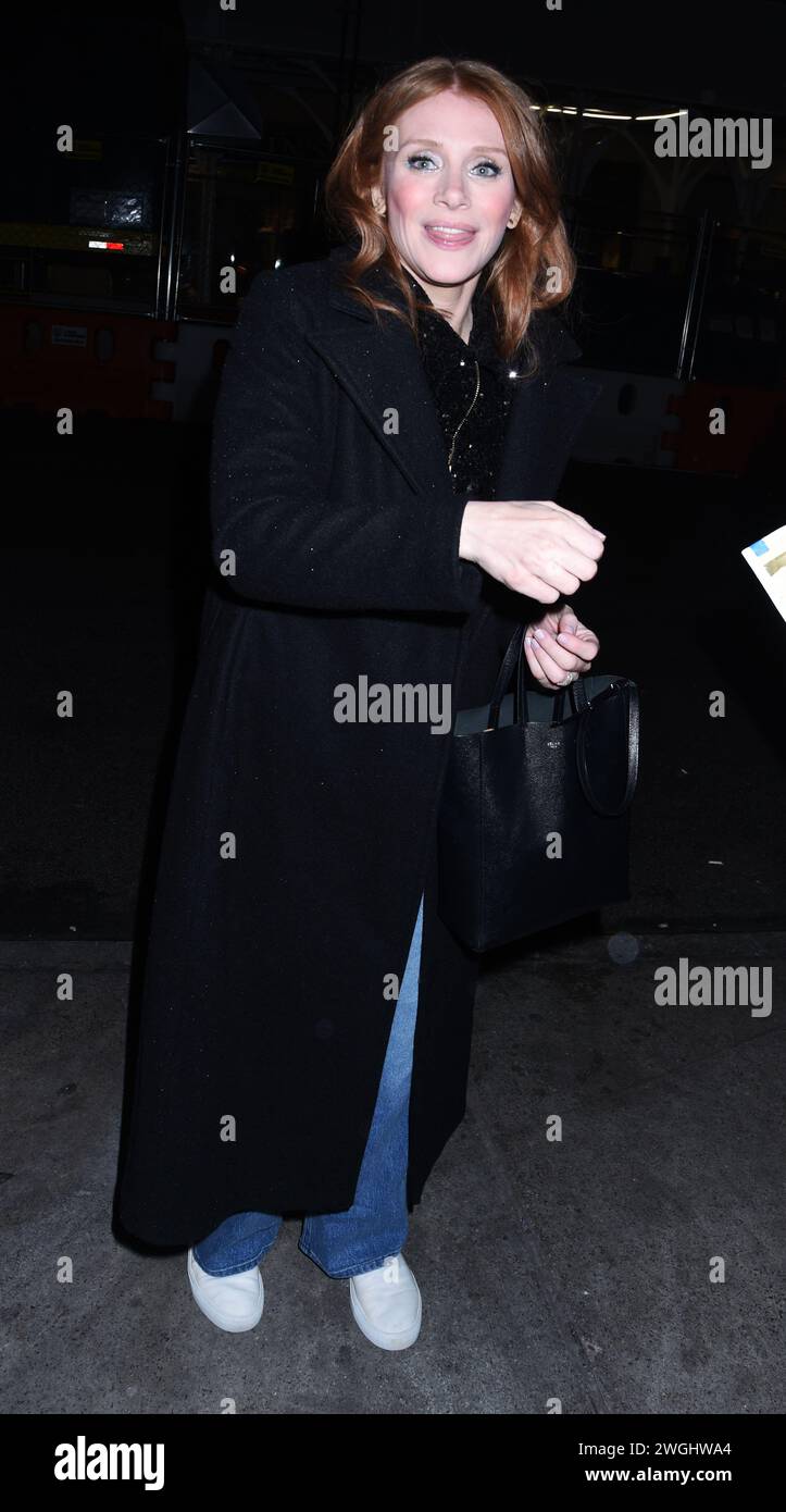 Bryce Dallas Howard signs for fans as she arrives back to her midtown ...