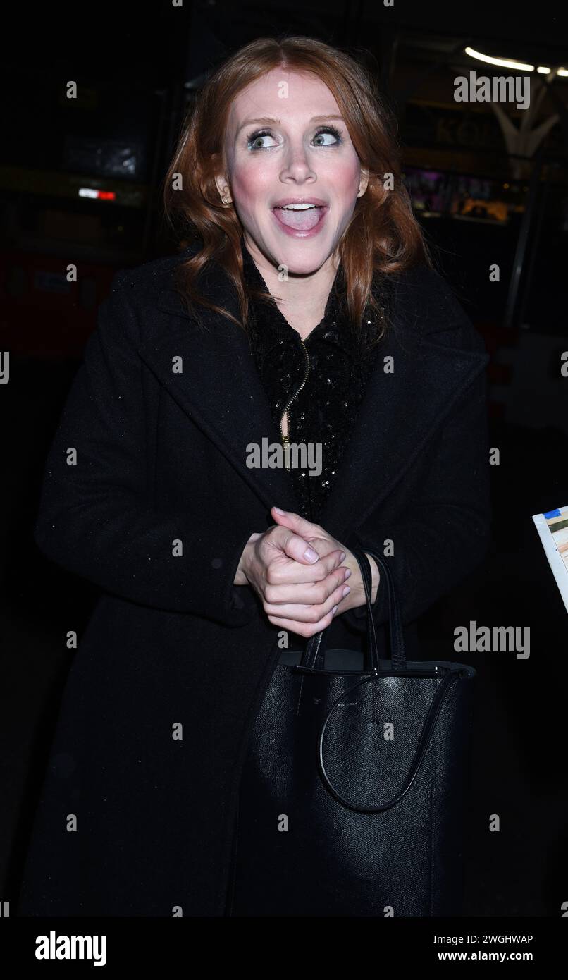 Bryce Dallas Howard signs for fans as she arrives back to her midtown ...