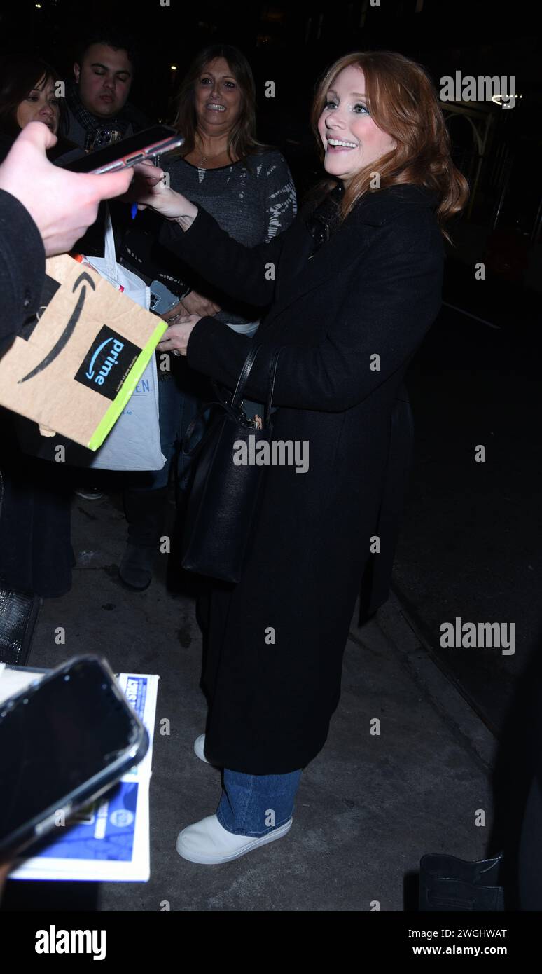 Bryce Dallas Howard signs for fans as she arrives back to her midtown ...