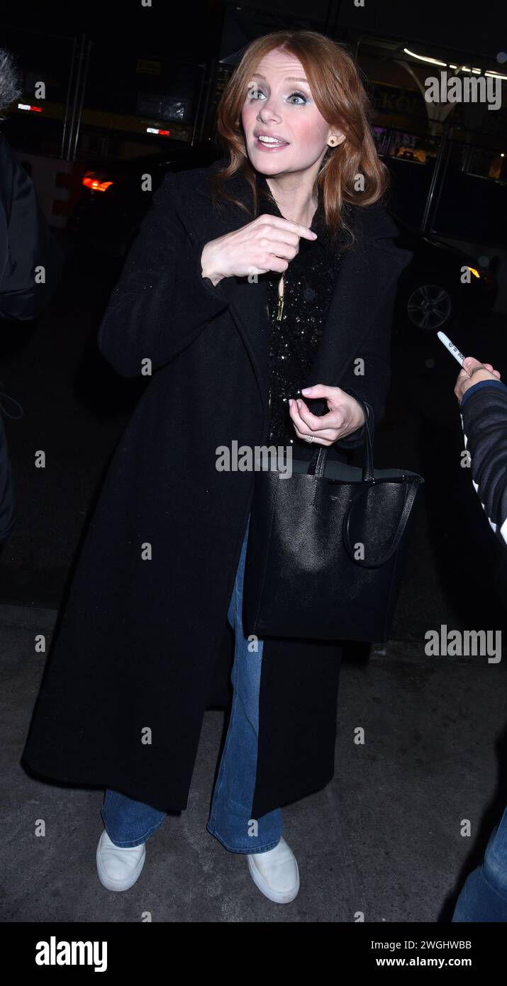 Bryce Dallas Howard signs for fans as she arrives back to her midtown ...