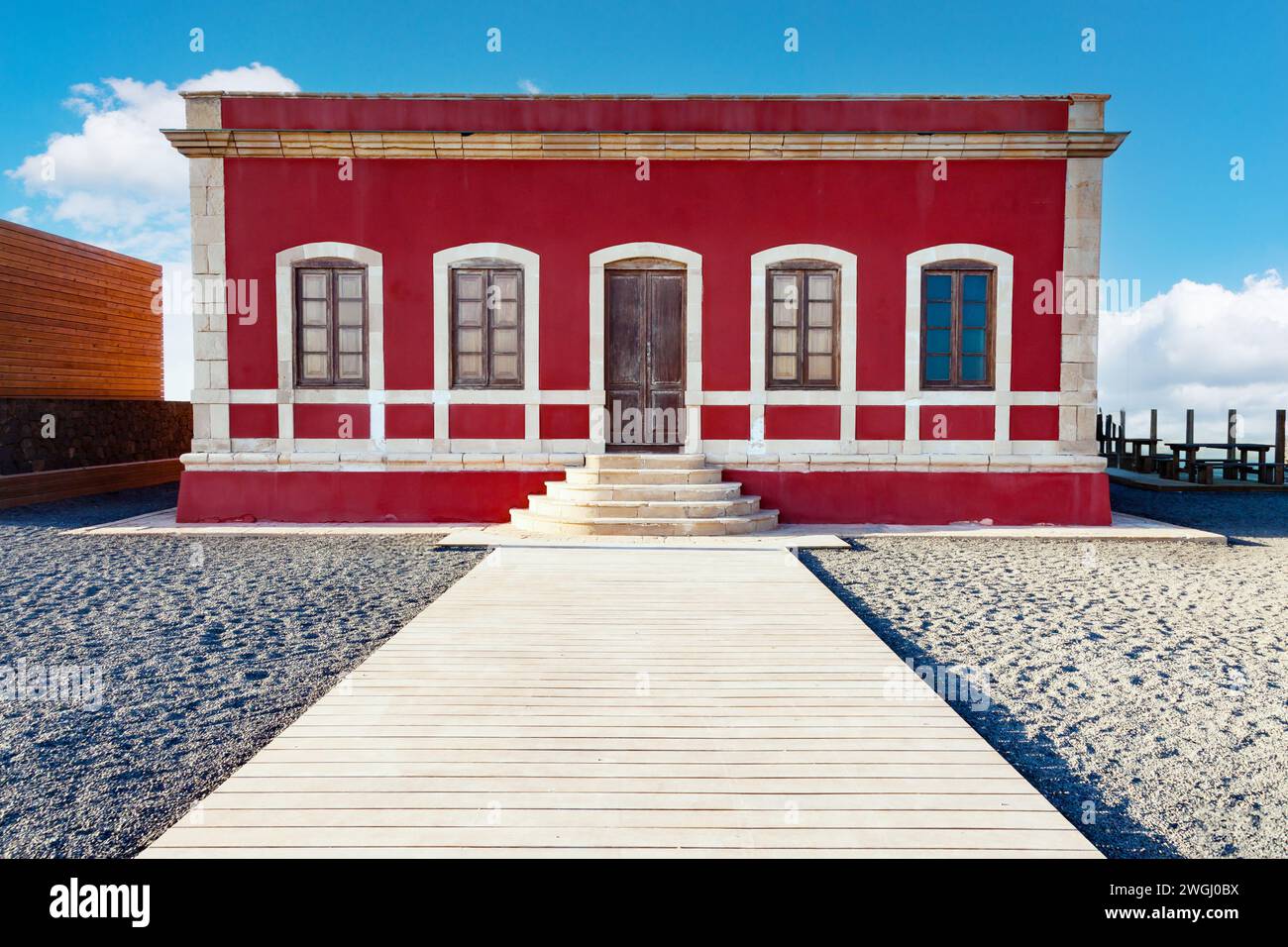 small colonial style building Stock Photo - Alamy