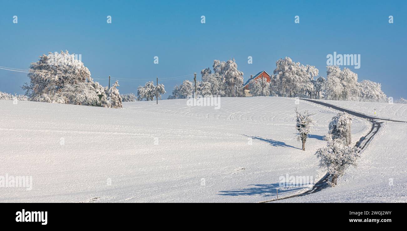 Der Winter hat die Landschaft rund um die deutsche Gemeinde Degernau ...