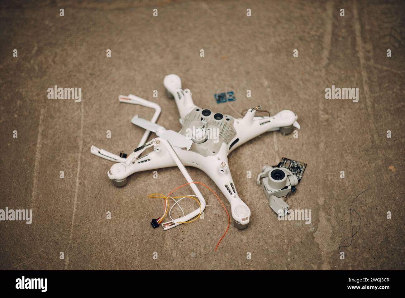 Crash damaged helicopter hi-res stock photography and images - Alamy