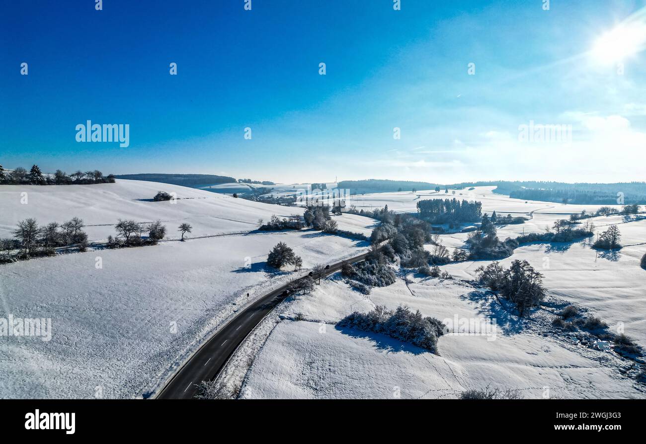 Blick über die verschneite Winterlandschaft in Richtung Wellendingen ...