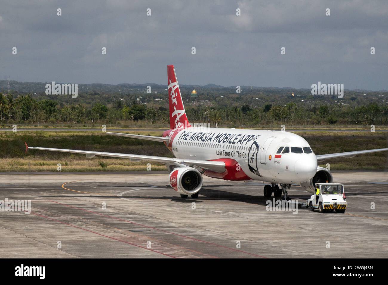 19.11.2023, Mataram, Lombok, IDN - Airbus A320 der Air Asia auf dem ...