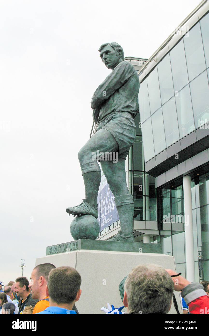 Bobby moore statue hi-res stock photography and images - Alamy