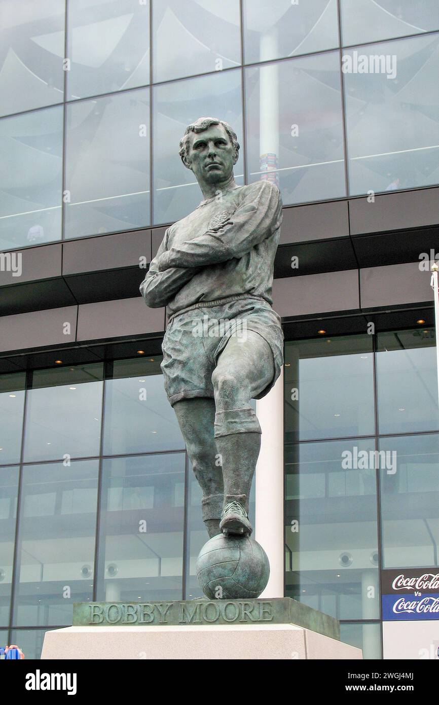 The Bobby Moore statue at Wembley Stadium Stock Photo - Alamy