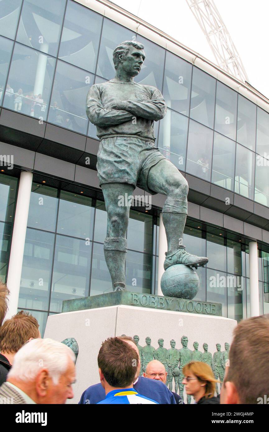 Bobby moore statue hi-res stock photography and images - Alamy