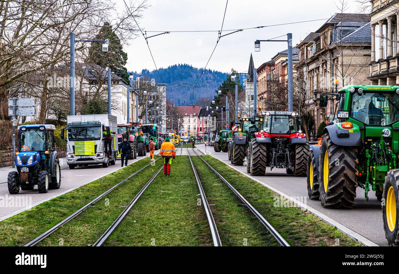 Die Traktoren welche nicht auf den Platz der alten Synagoge durften ...