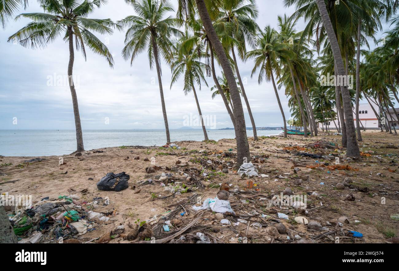 Spilled rubbish trash garbage on the beach Vietnam Stock Photo - Alamy