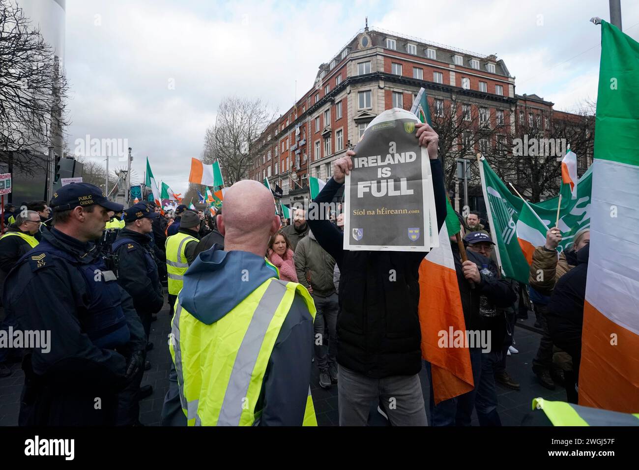 Rival Protesters take part in the United Against Racism pro-refugee ...