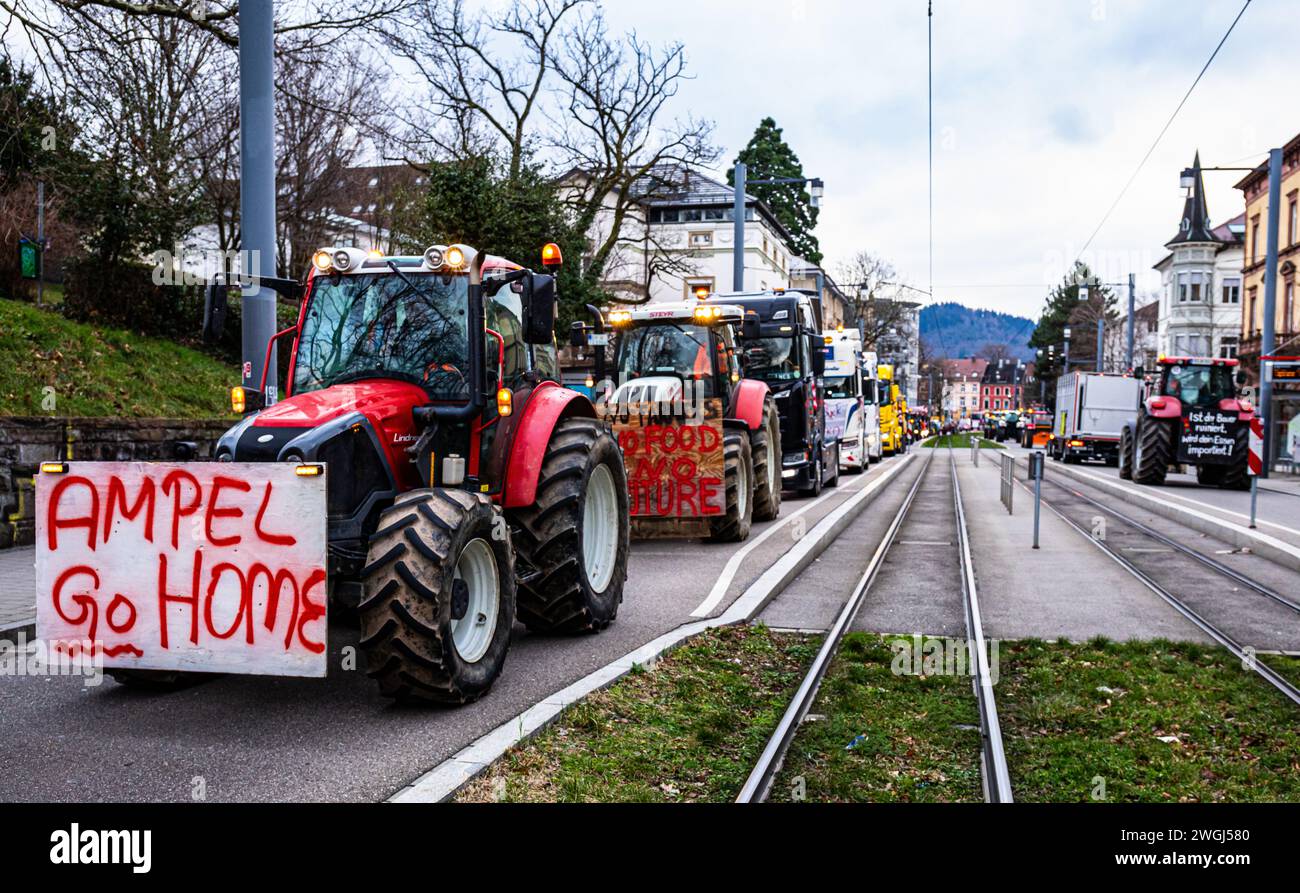 Die Traktoren welche nicht auf den Platz der alten Synagoge durften ...