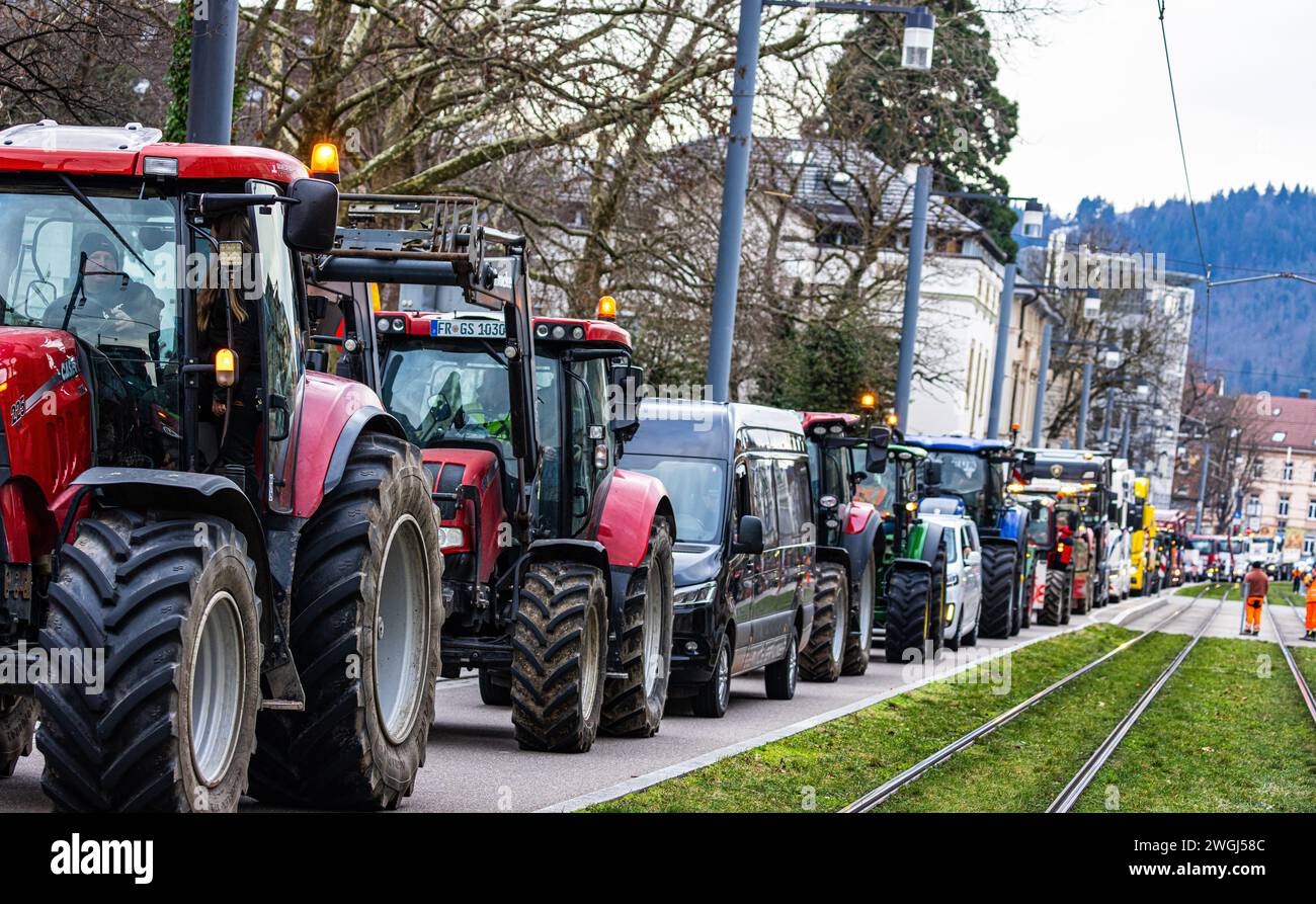 Die Traktoren welche nicht auf den Platz der alten Synagoge durften ...