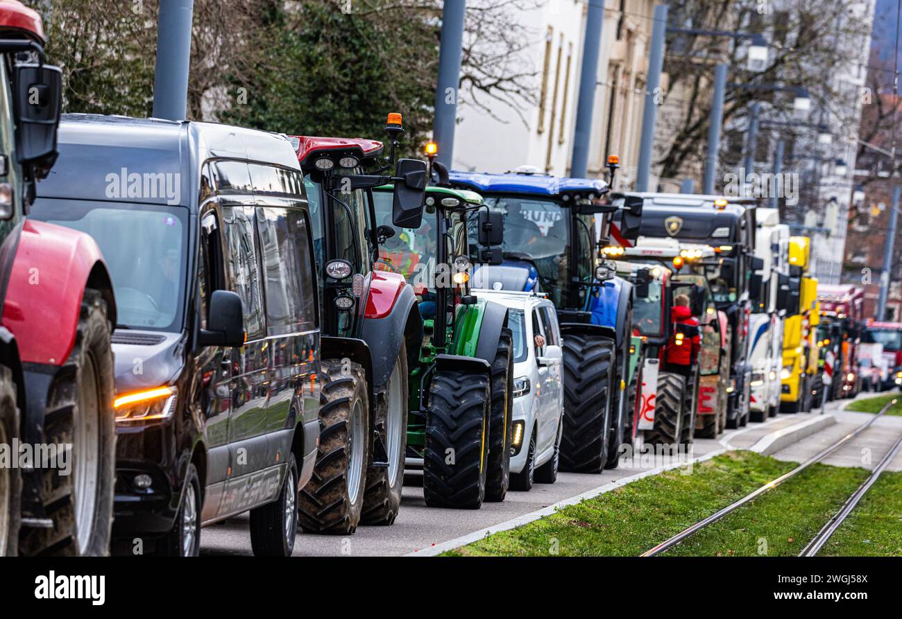 Die Traktoren welche nicht auf den Platz der alten Synagoge durften ...
