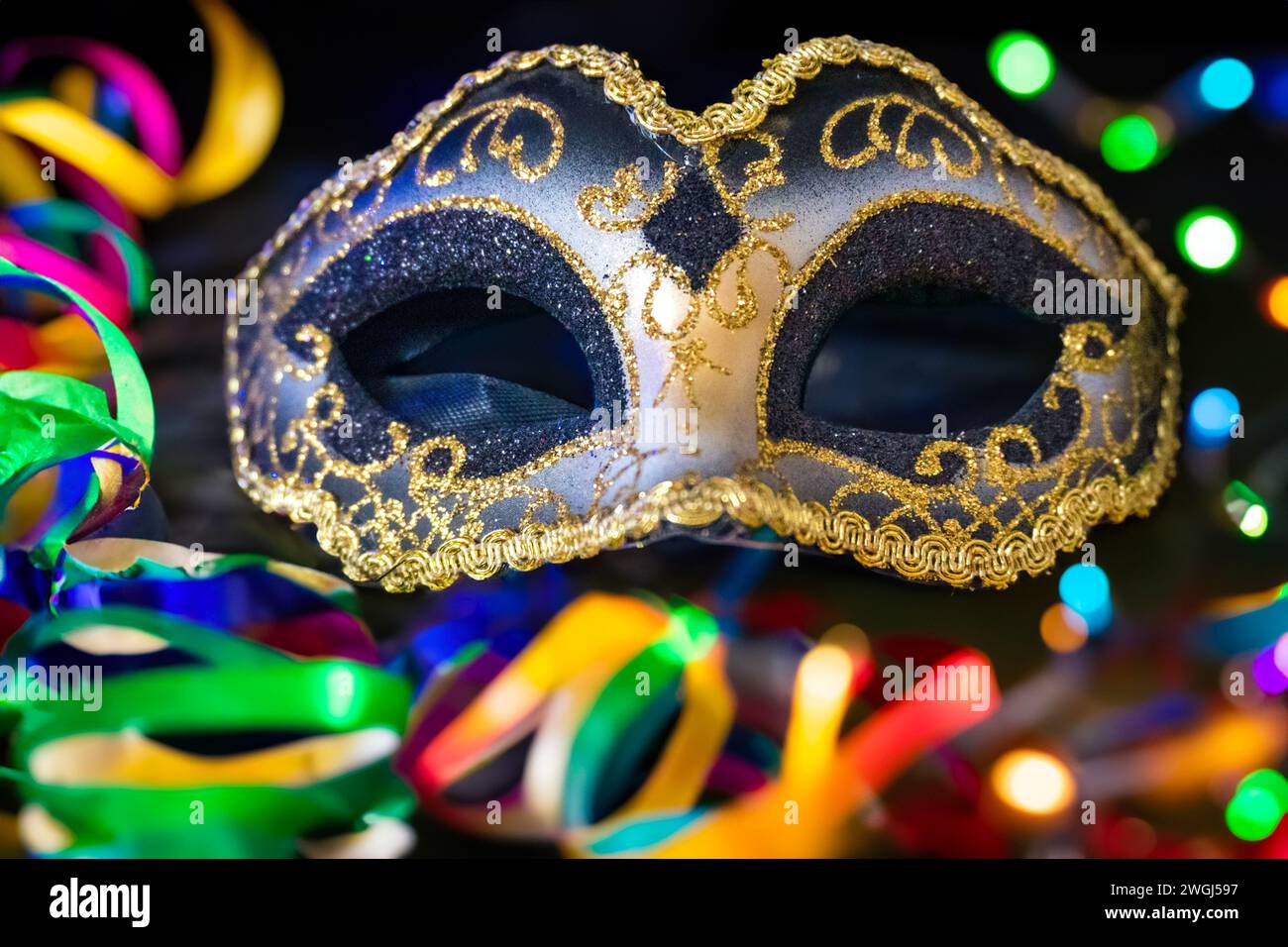 Carnival Party - Venetian Mask With Shiny Streamers- Masquerade ...
