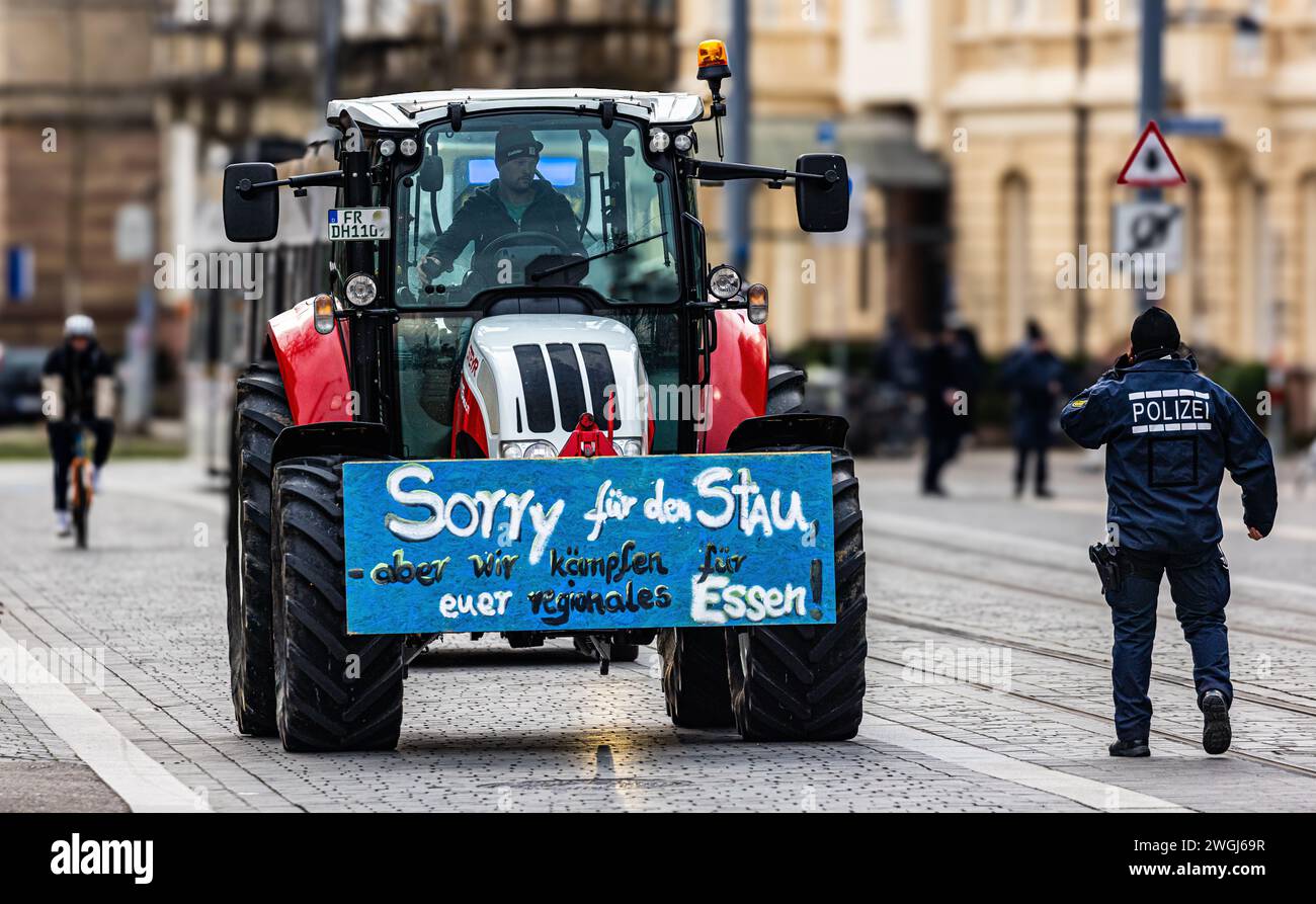 Zahlreiche Bauer ziehen mit ihre Traktoren in Richtung Platz der alten ...