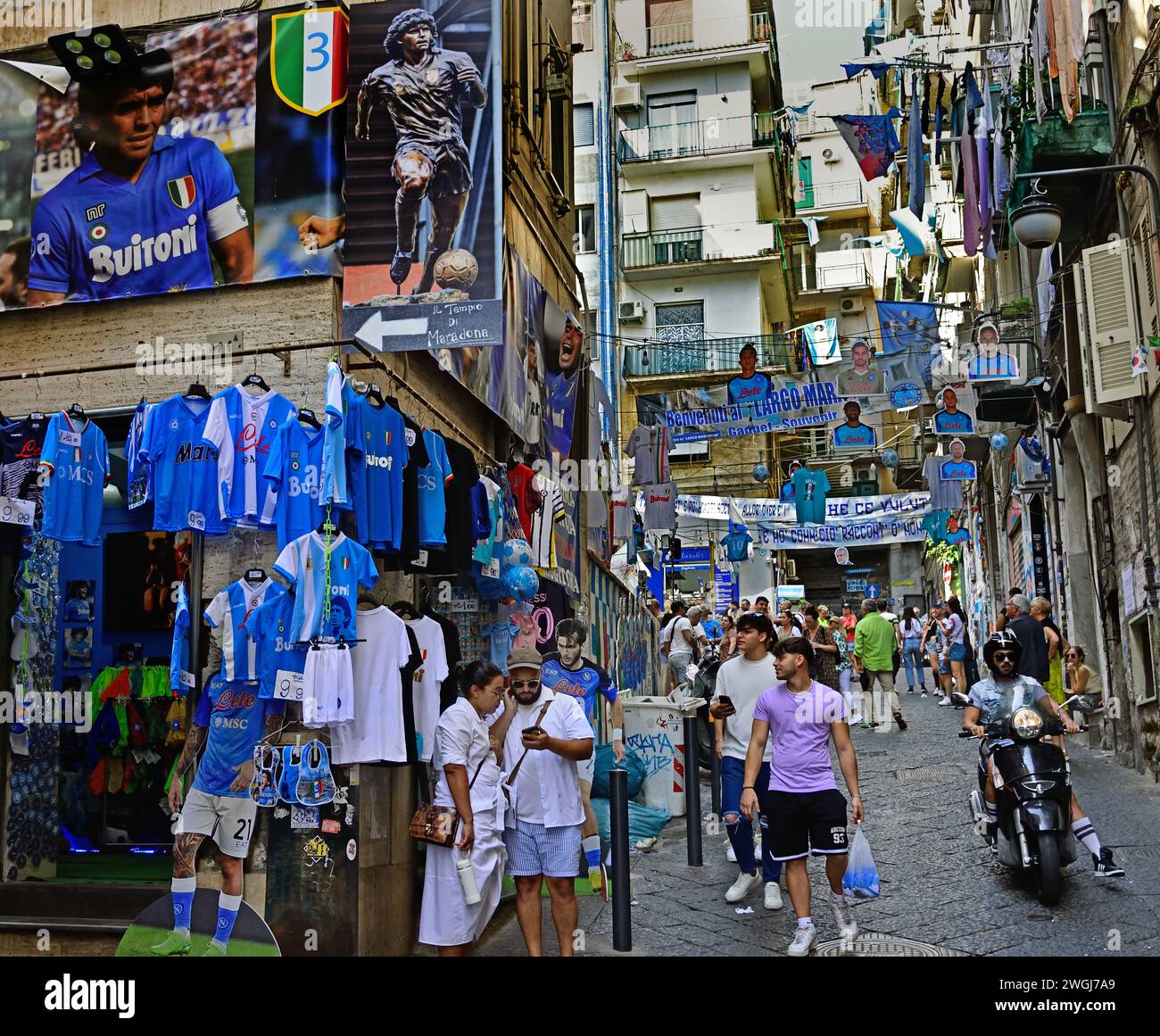 Murale Diego Armando Maradona - Quartieri Spagnoli (Mural of at the ...