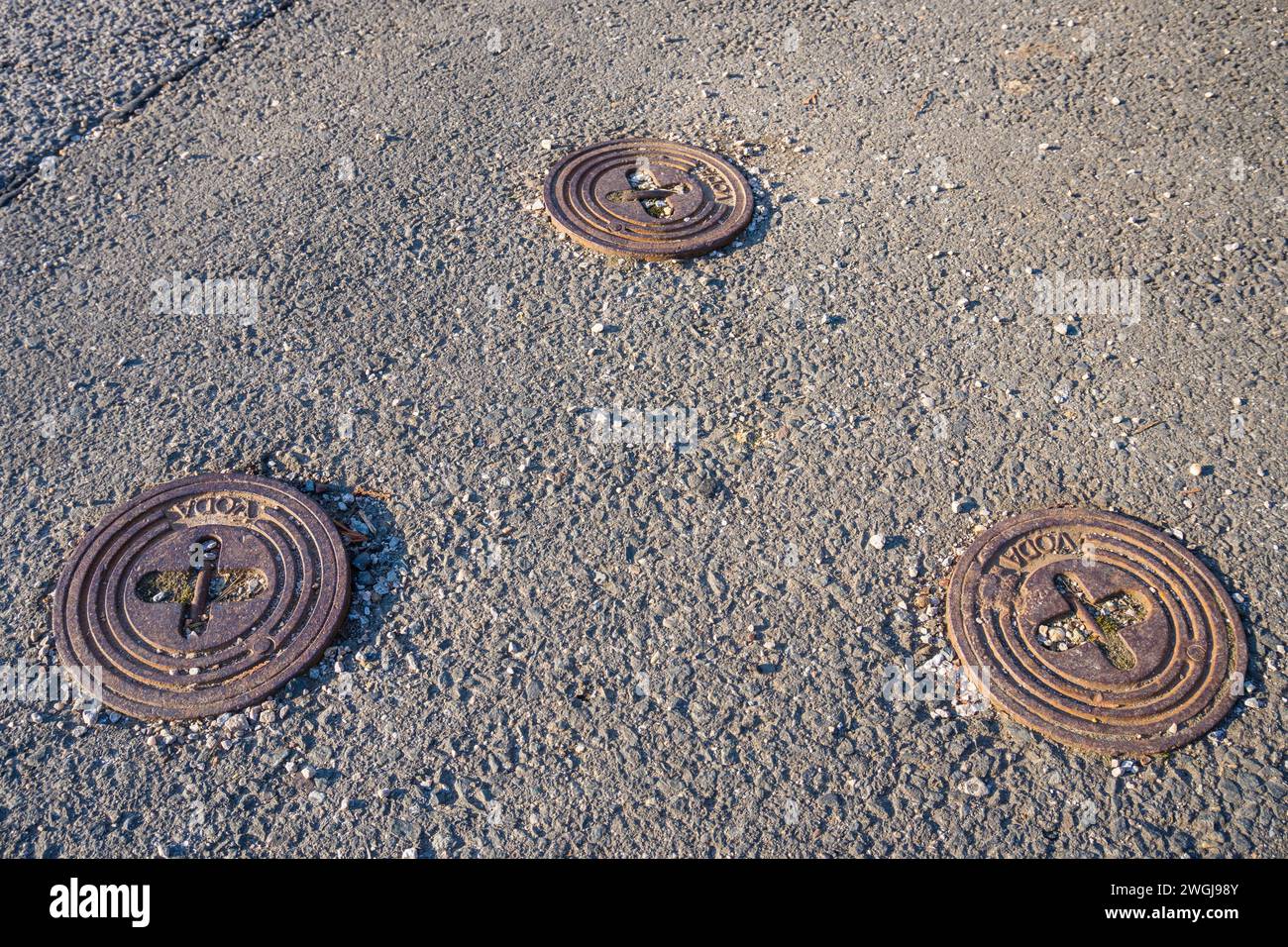 Underground hydrant cover hi-res stock photography and images - Alamy