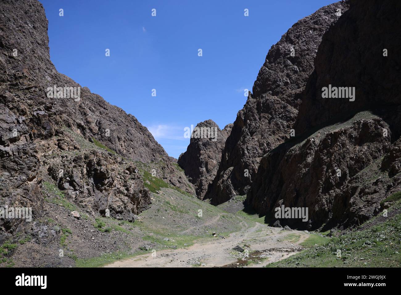 View of Yolyn Am the amazing george in Mongolia Stock Photo - Alamy