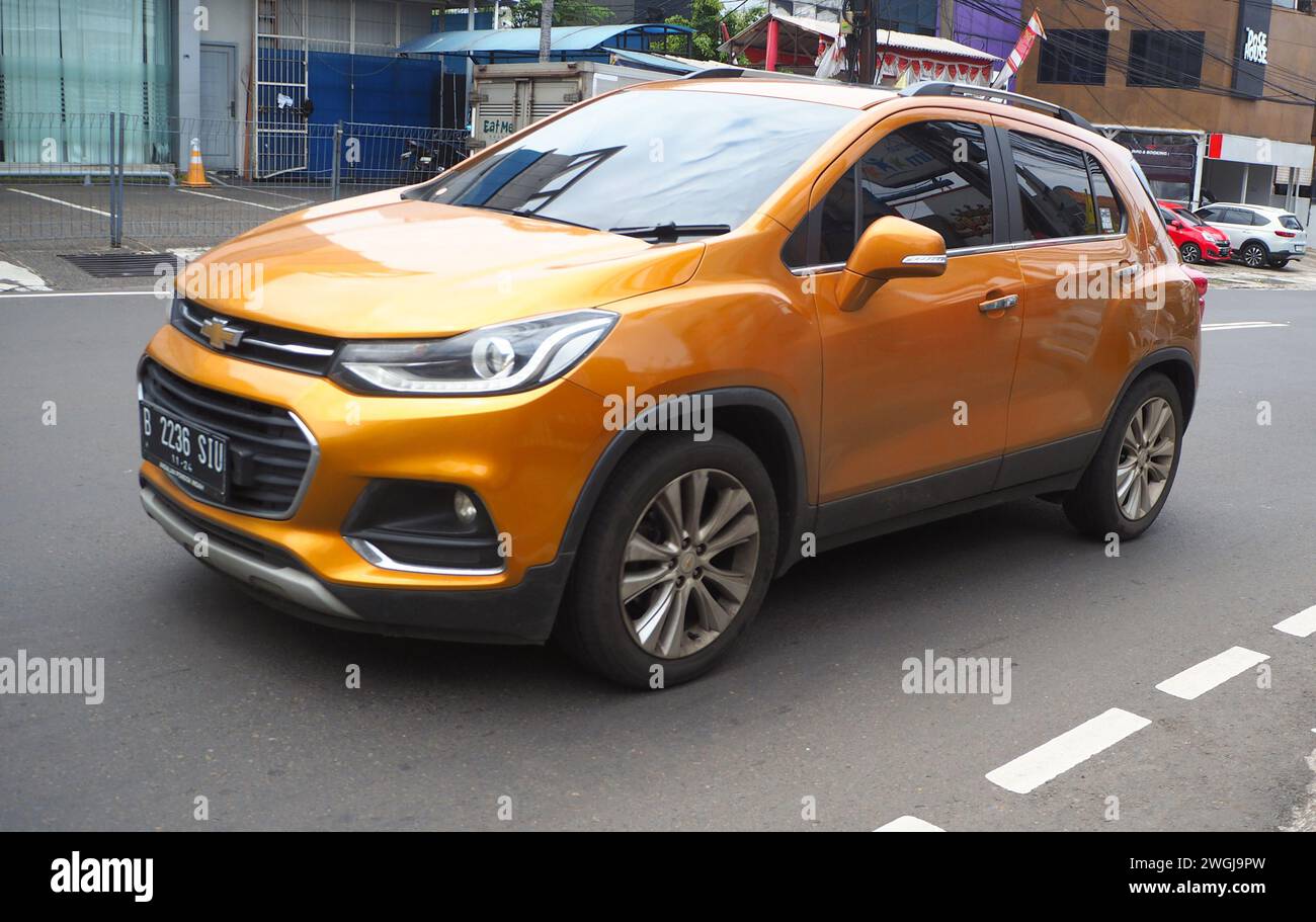 Orange Chevrolet Trax, driving in commercial area, Radio Dalam Street ...