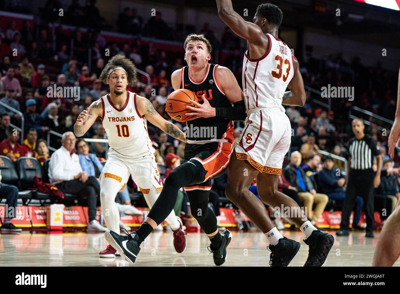 Oregon State Beavers forward Tyler Bilodeau (34) drives against USC ...