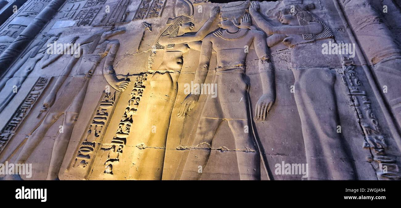 Glowing statue hi-res stock photography and images - Alamy