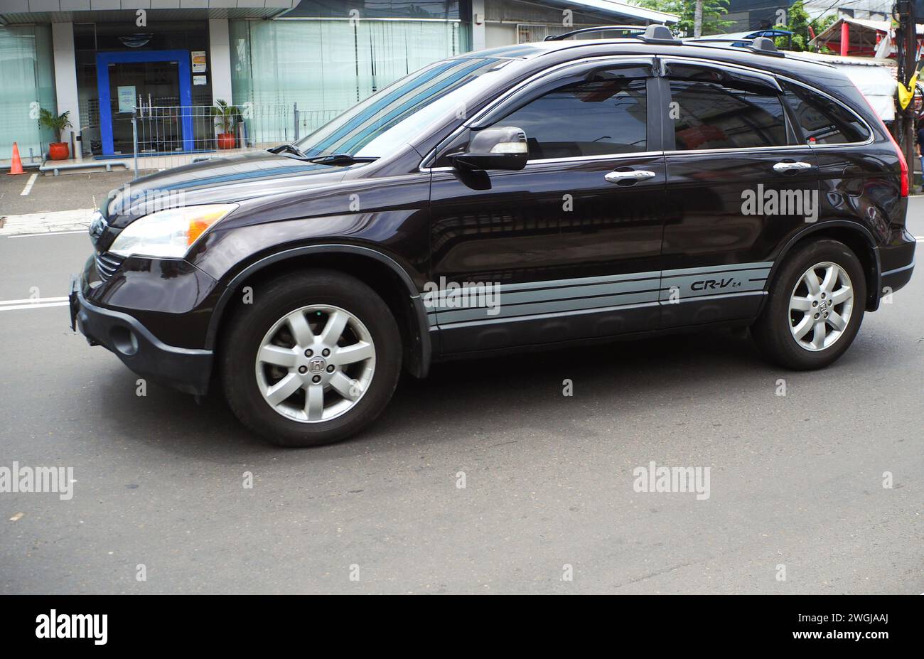 SUV Car, Honda CR-V, driving in commercial area, Radio Dalam Street ...