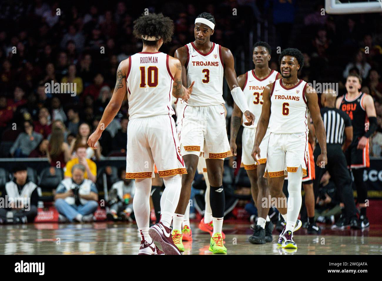 USC Trojans forward Vincent Iwuchukwu (3) celebrates with forward DJ ...