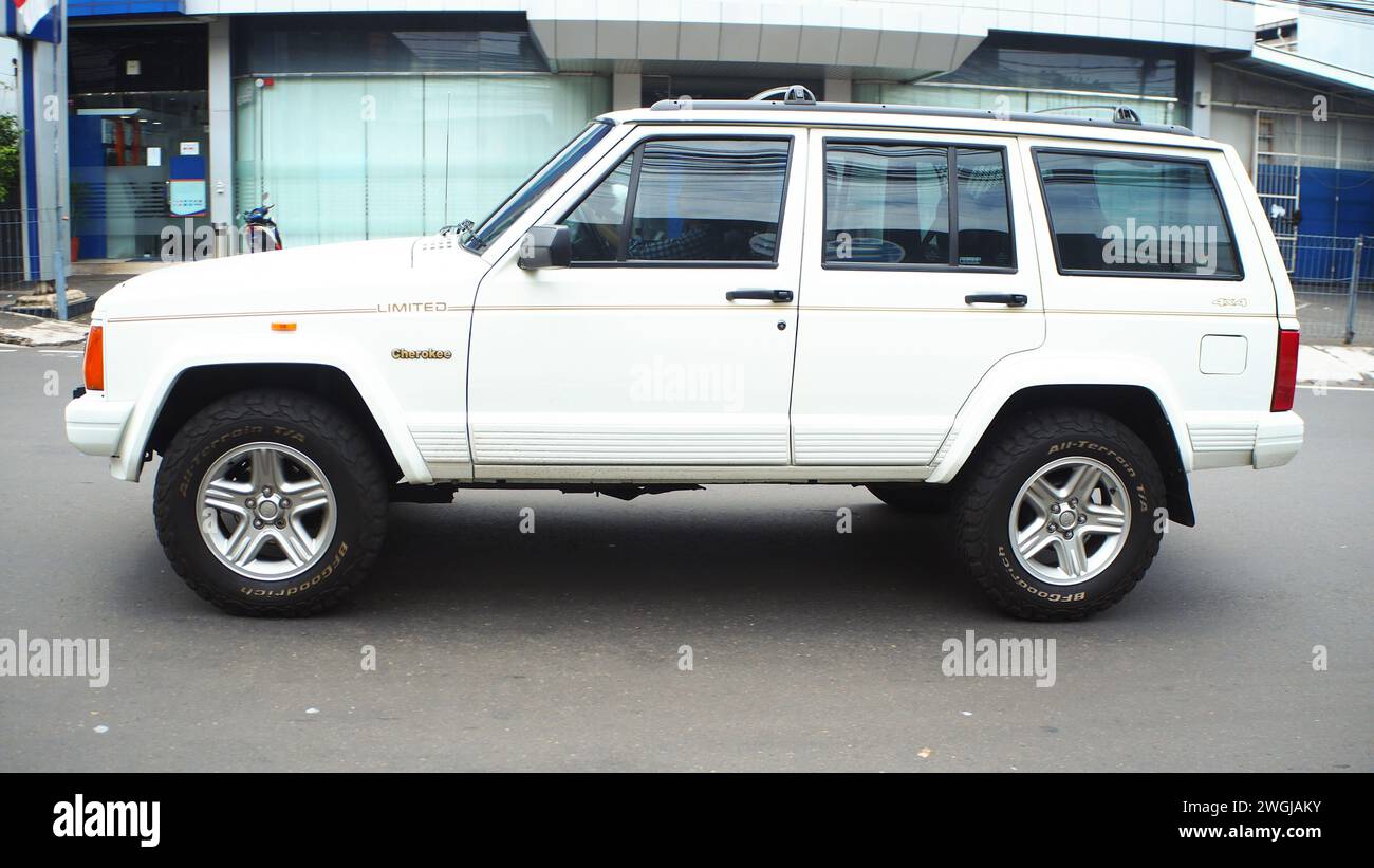 white car, Jeep Cherokee driving in commercial area, Radio Dalam Street ...