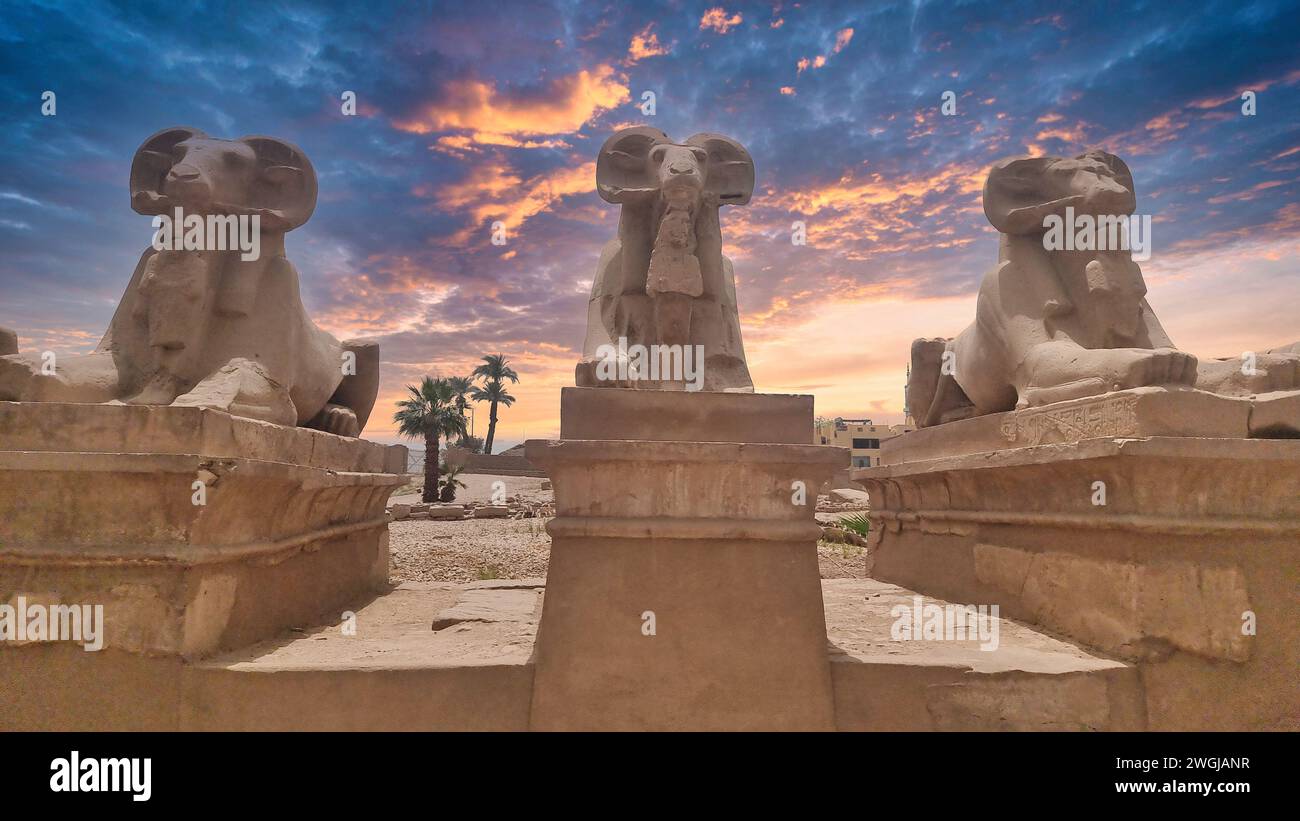 Group statues hi-res stock photography and images - Alamy