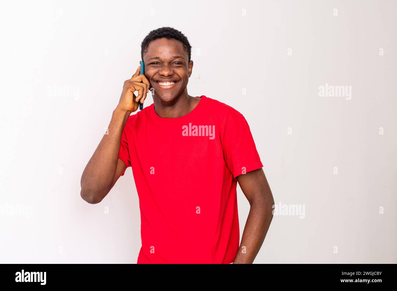 young black man making a phone call smiling Stock Photo - Alamy