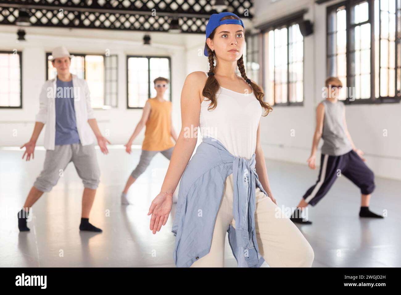 Young people dancing hip-hop Stock Photo - Alamy