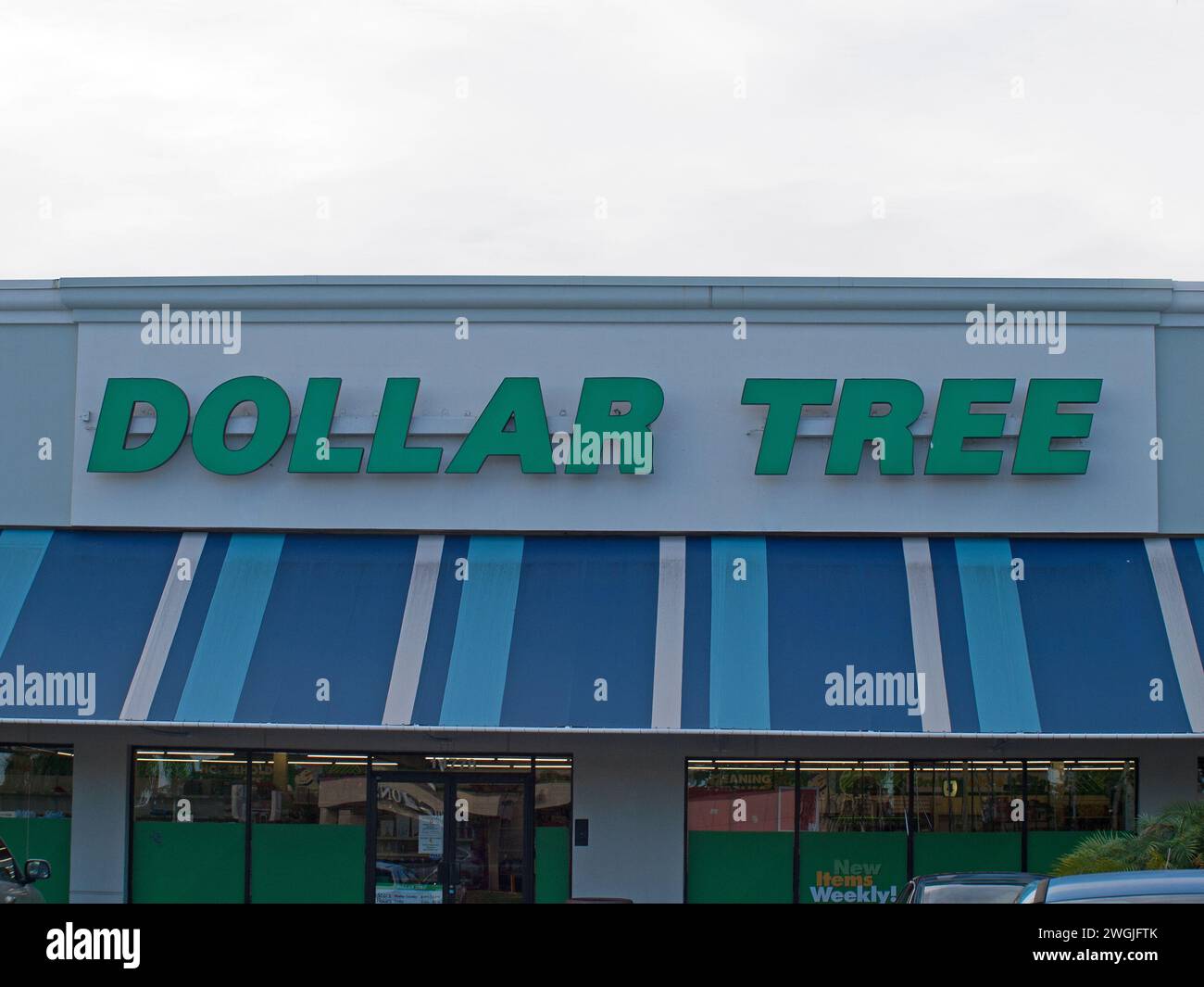 Dollar tree logo hi-res stock photography and images - Alamy
