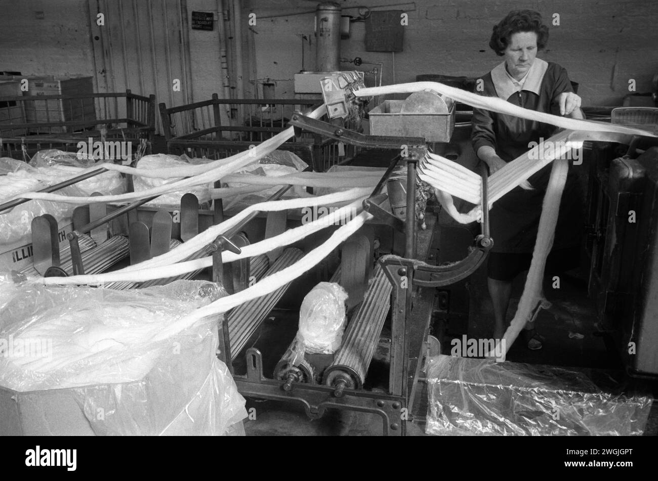 Women factory workers uk historical hi-res stock photography and images ...
