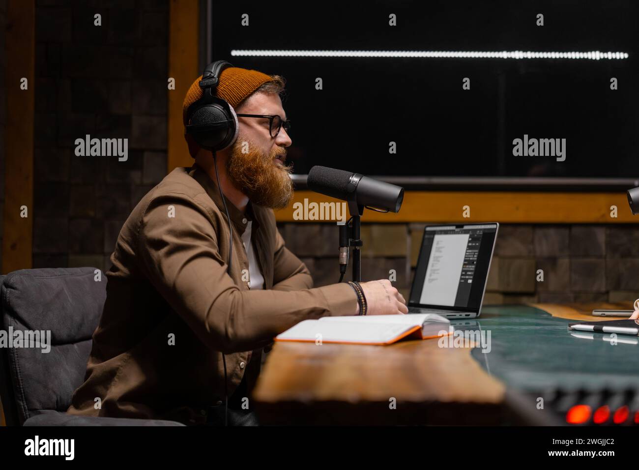 Radio host interviewing a guest hi-res stock photography and images - Alamy