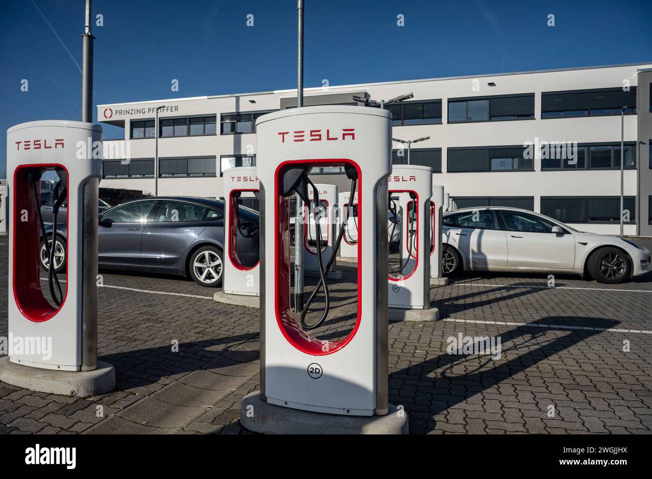 Tesla logos hi-res stock photography and images - Alamy